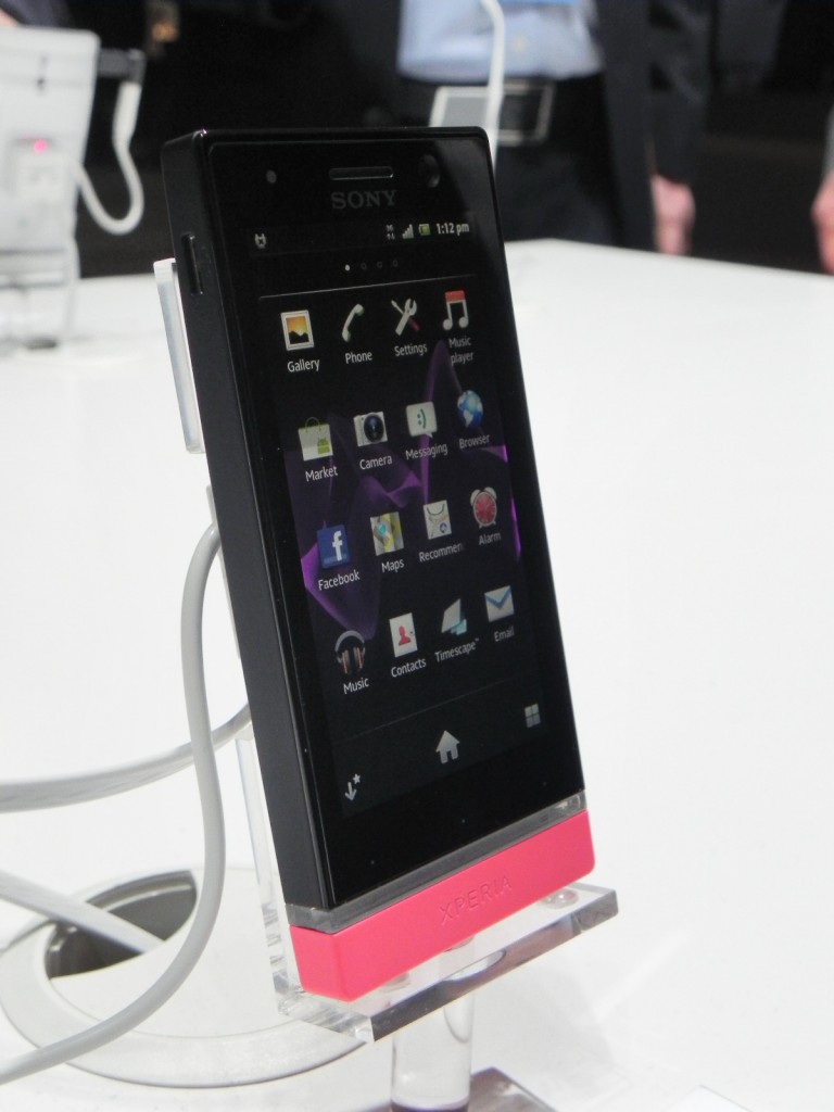 MWC 2012: Sony Xperia U Preview - Smaller Xperia S Looks Fancy (Video ...
