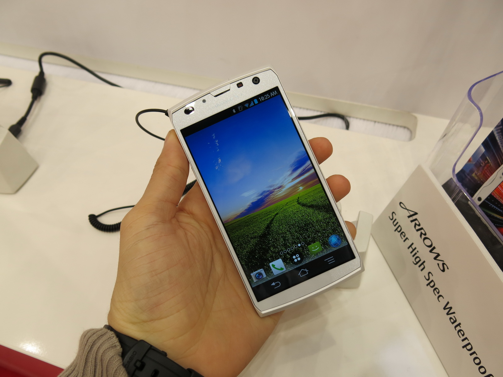 MWC 2013: Fujitsu Arrows X F-02E Hands on Shows Fingerprint Sensor and ...