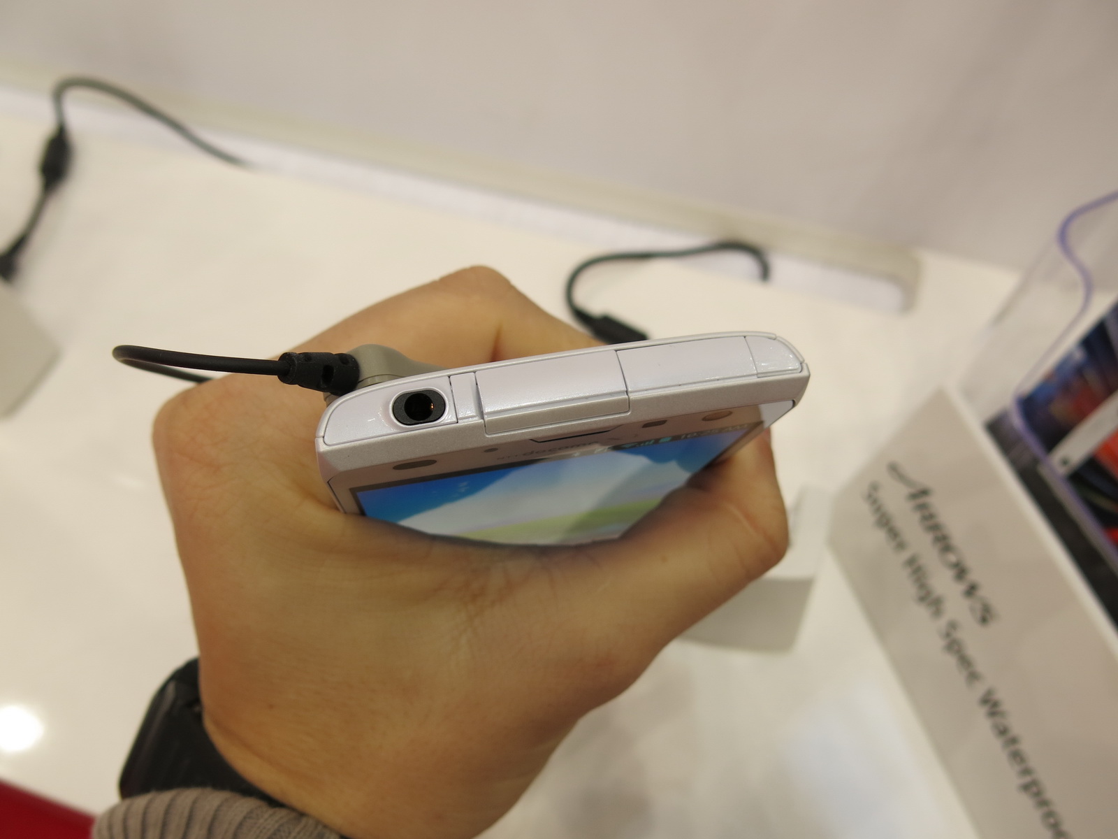 MWC 2013: Fujitsu Arrows X F-02E Hands on Shows Fingerprint Sensor and ...