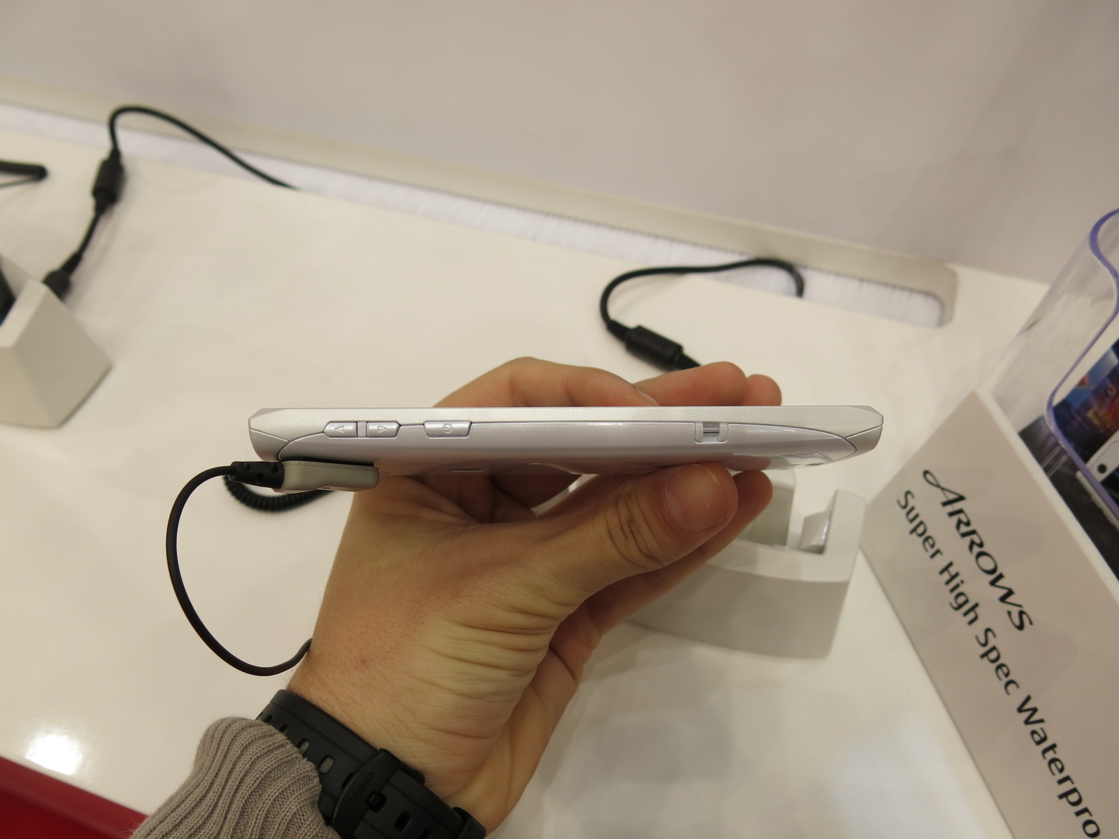 MWC 2013: Fujitsu Arrows X F-02E Hands on Shows Fingerprint Sensor and ...