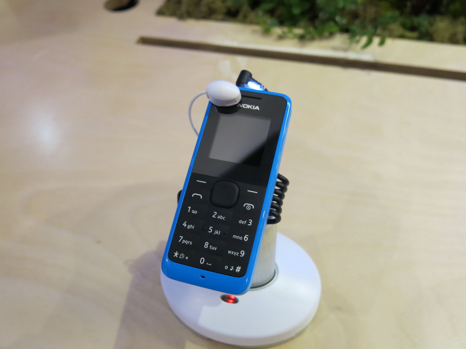 MWC 2013: Nokia 105 Hands on Shows us Cheapest New Nokia Mobile (Video ...
