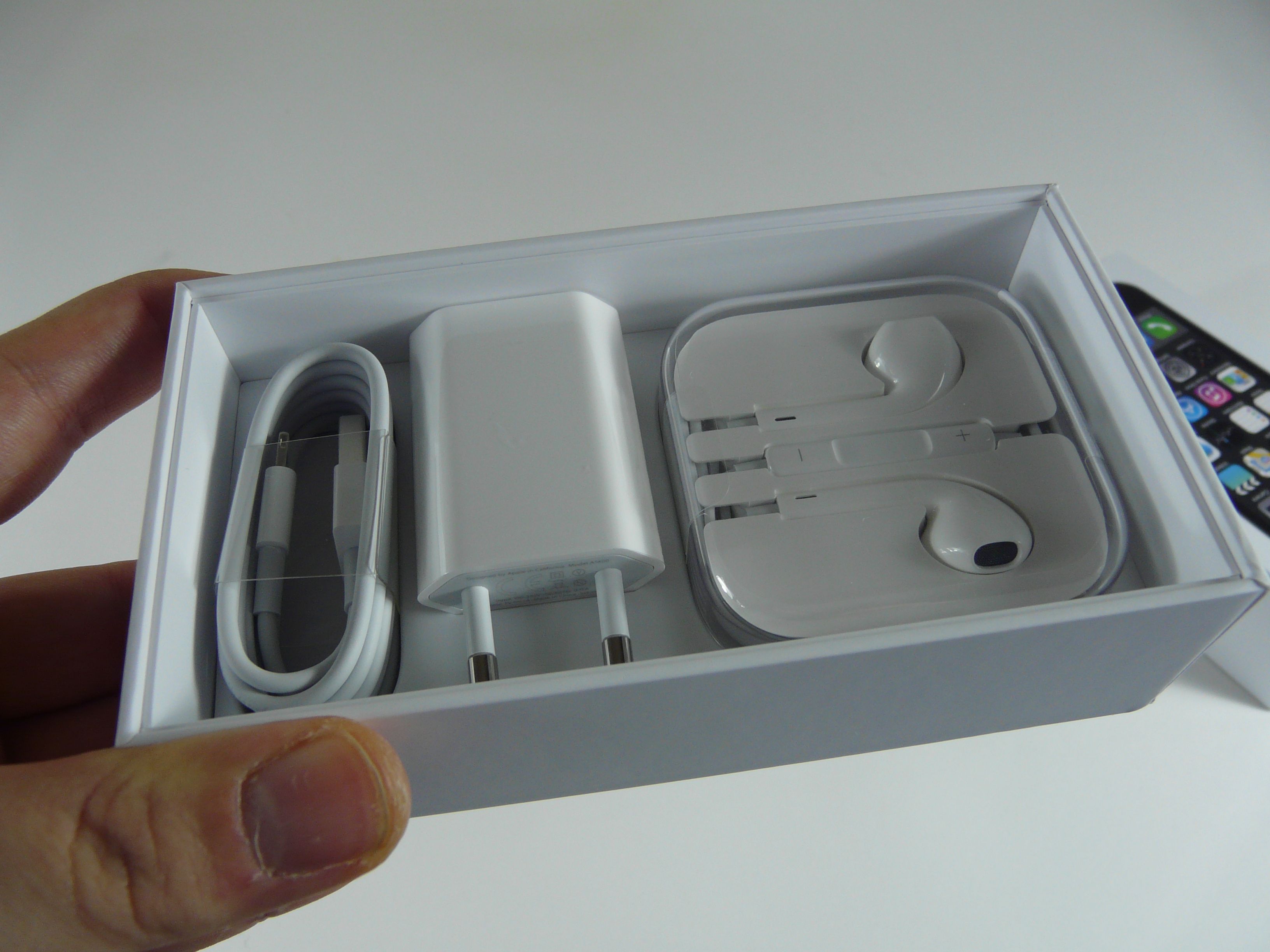 iPhone 5S Unboxing: Top Notch Package, Less Impressive Software (Video ...