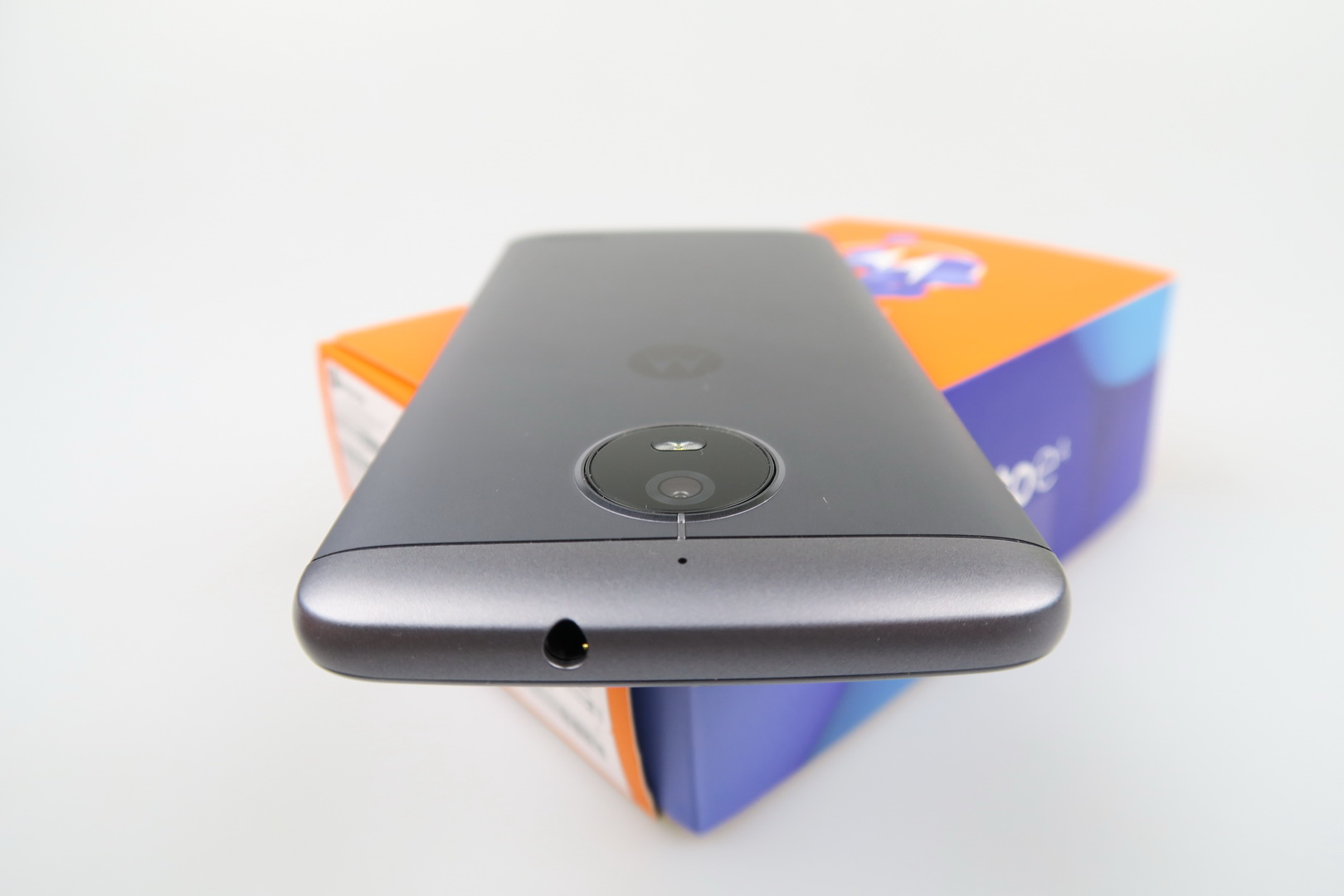 Motorola Moto E4 Unboxing: Small Entry Level Device, With Typical Moto ...
