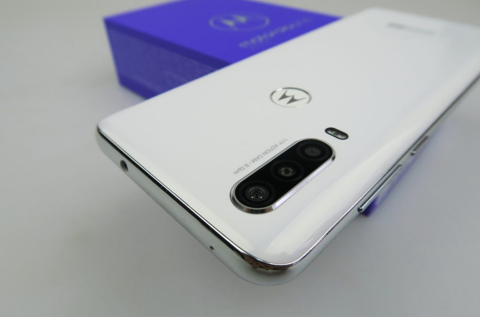Motorola One Action Unboxing + first impressions: Moto One Vision Step ...